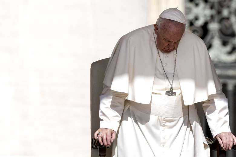 Pope agrees to treat painful knee with therapeutic injections - WORLD ...