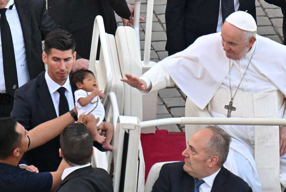 pope tells families : Look to the future, not to the past - UCA News