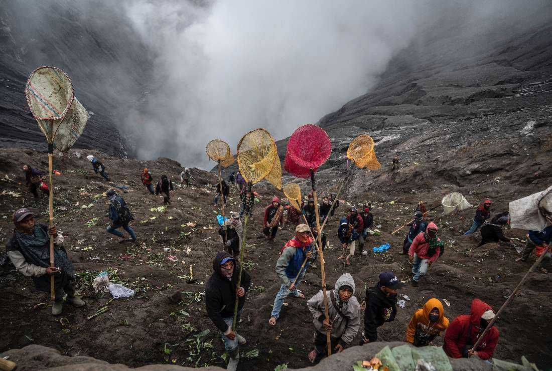 Thousands flock to Indonesian volcano for Hindu ritual sacrifice - UCA News