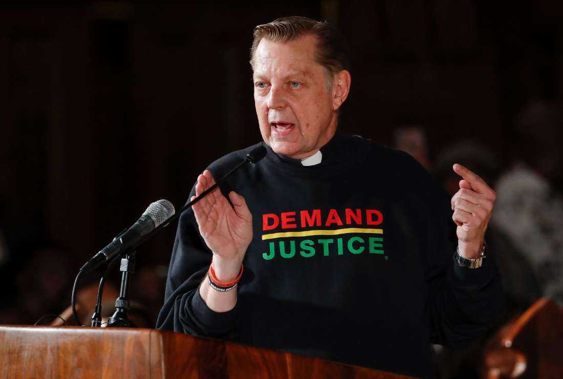 Chicago's popular priest steps aside over abuse allegation - UCA News