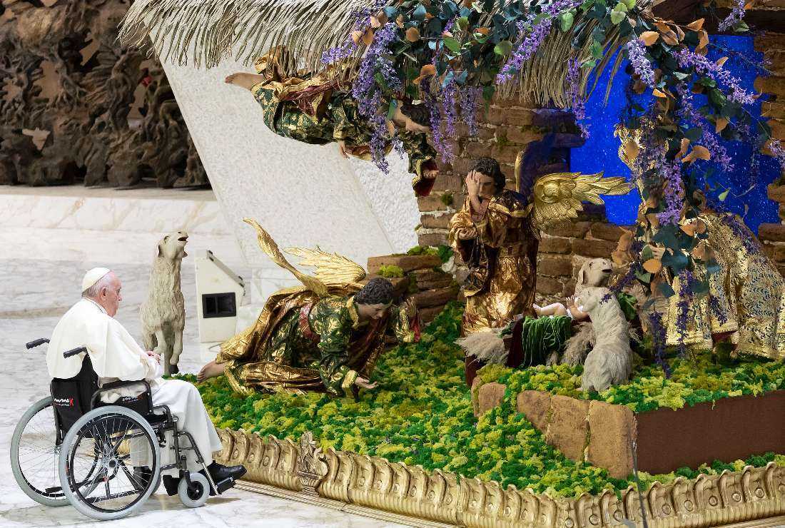 Spend quiet time before creche in Christmas, pope says - UCA News