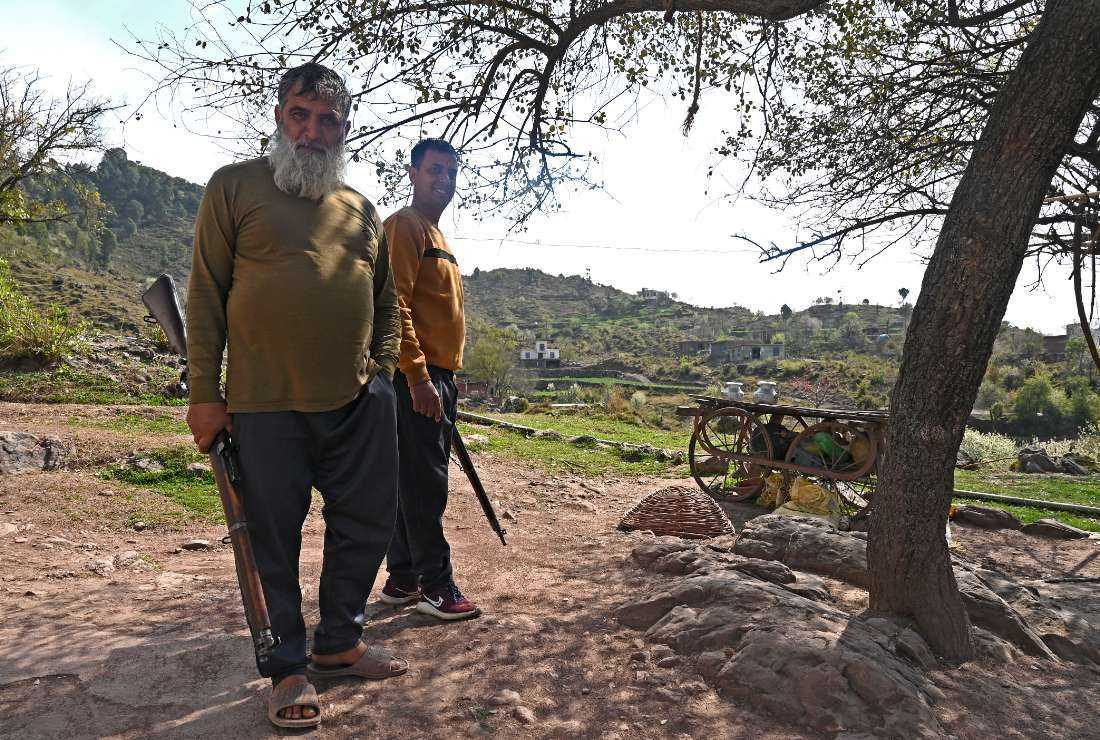 India arms Hindu militias to combat Kashmir rebels - UCA News