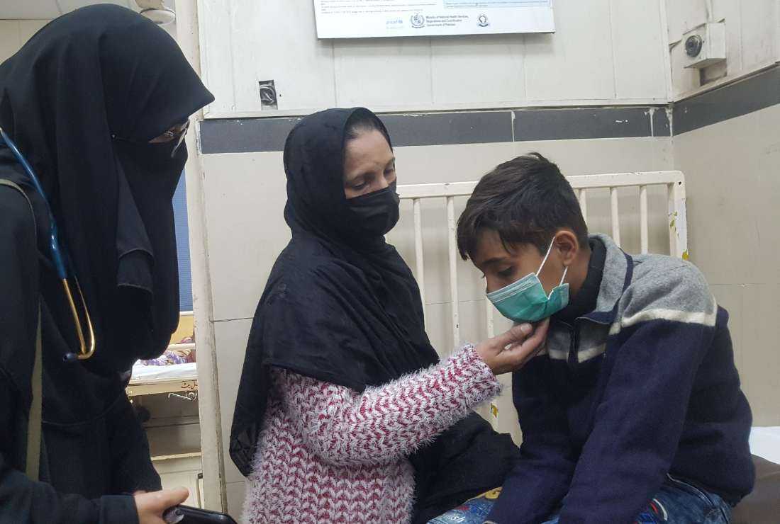 Breathing in poison as winter smog hits Lahore in Pakistan - UCA News