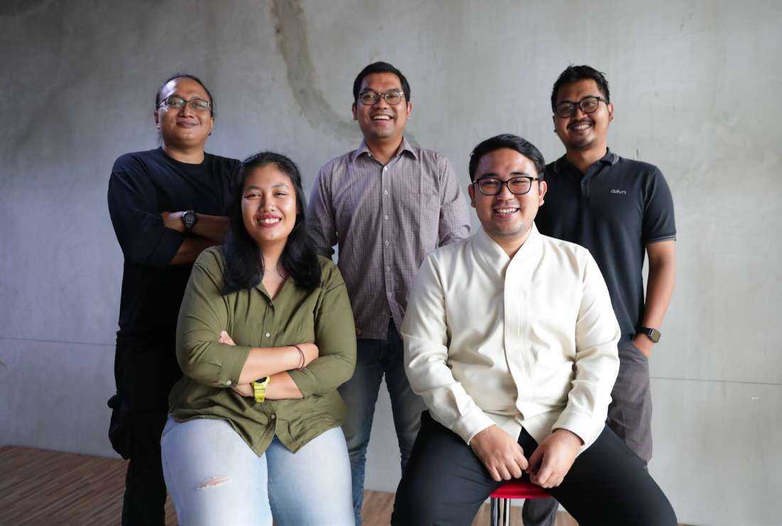 Scribes win bravery award for exposing Indonesia’s Jokowi - UCA News
