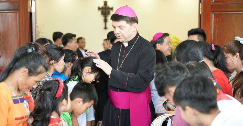 Vietnam minister showers praises on Catholic Church - UCA News