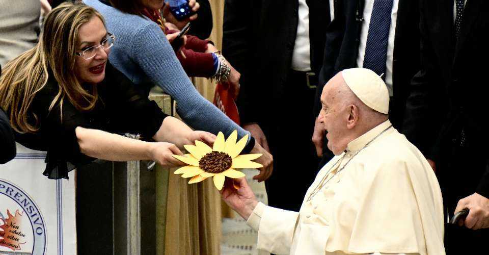 Pope: A better world can't be built 'lying on the couch' - UCA News