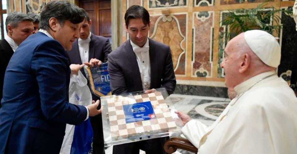Pope suggests playing checkers to keep mind sharp - UCA News