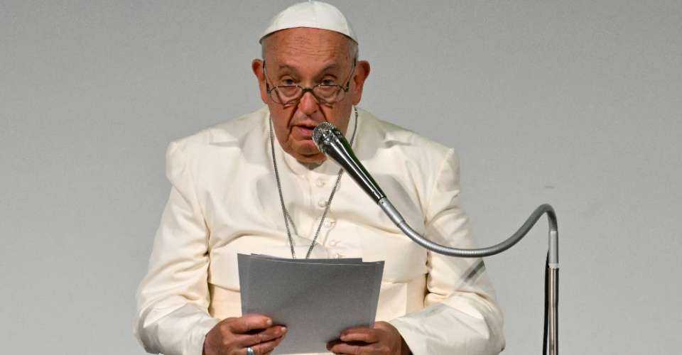 Pope tells altar servers to be present, supportive to others - UCA News