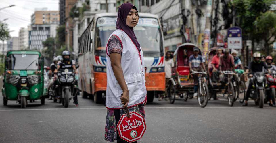 Bangladesh students on traffic duty as police strike - UCA News