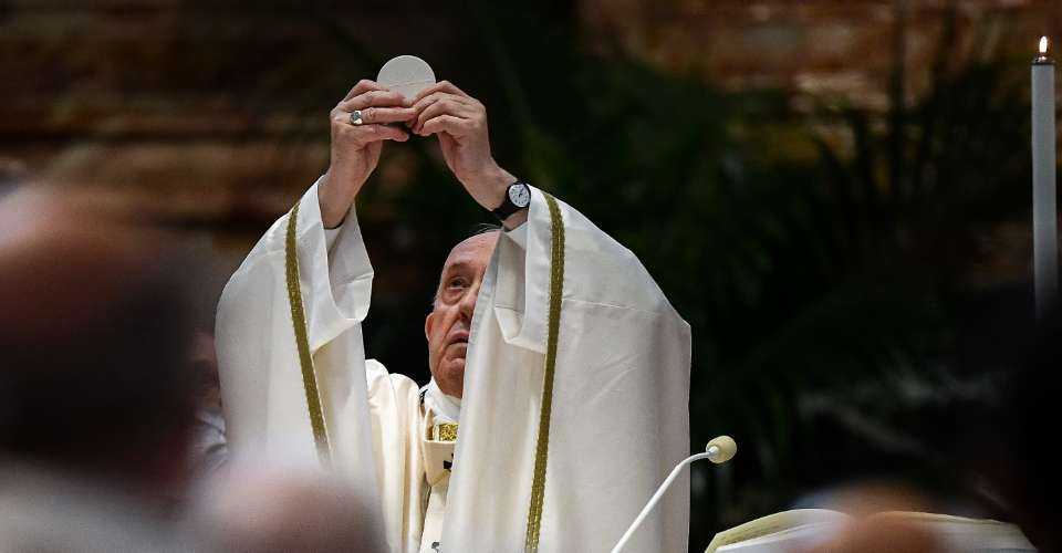 Pope: Adoring, receiving Eucharist makes Christians into missionaries ...