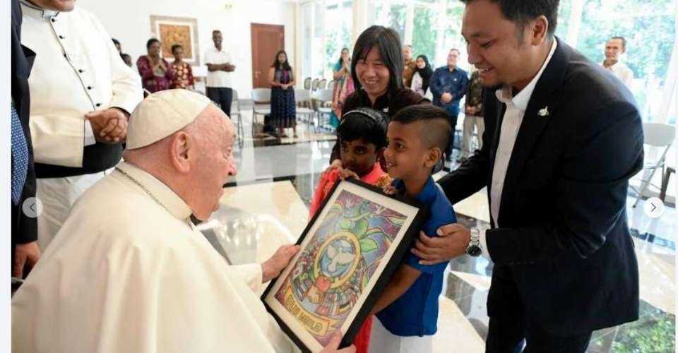 Indonesian poor, refugees meet and greet Pope Francis - UCA News