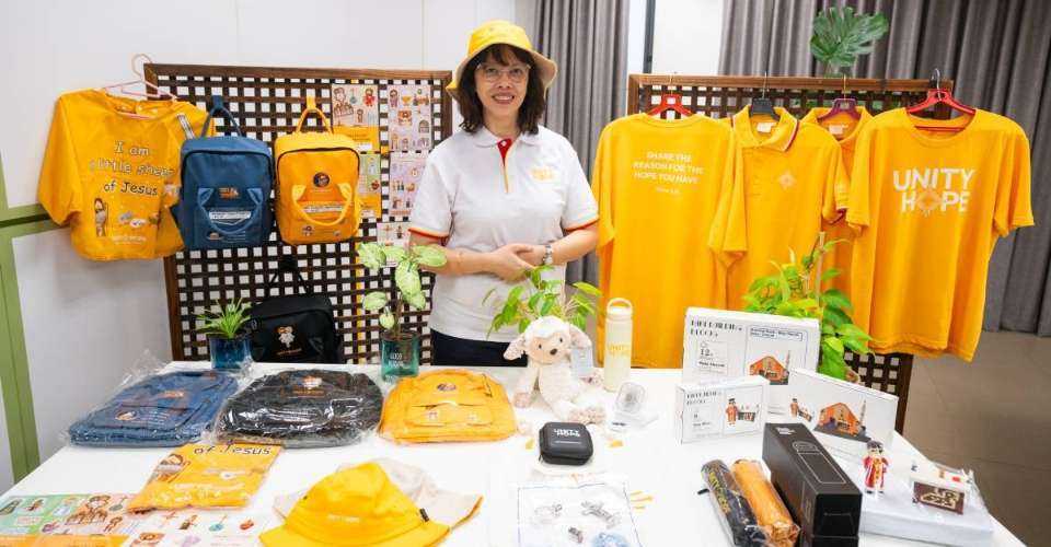 Singaporeans snap up souvenirs ahead of papal visit - UCA News