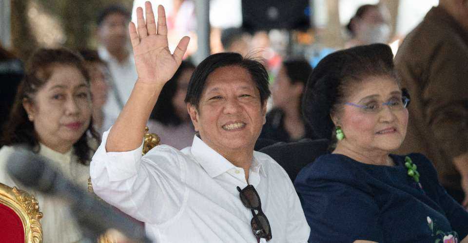 Filipinos brave flooding for All Saints' Day cemetery visits - UCA News