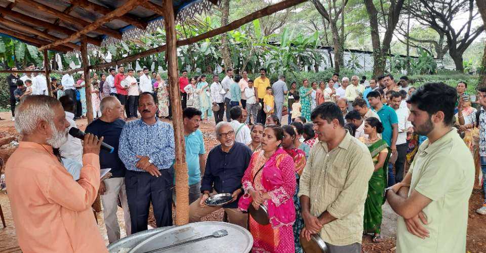 Pilgrims walk long distances to pay homage to St. Francis Xavier - UCA News