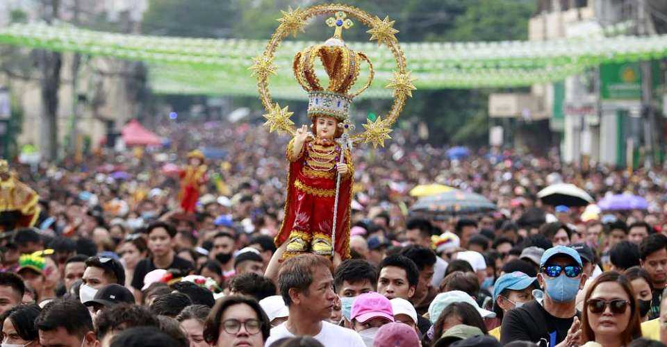 A sea of faith engulfs Philippine feast of the Christ Child - UCA News