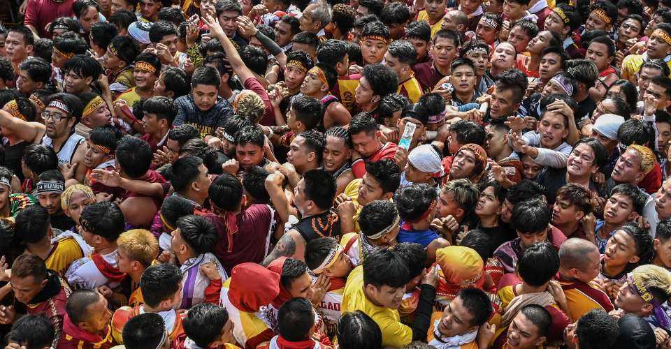 Philippine Catholics mass in Manila hoping for a miracle - UCA News