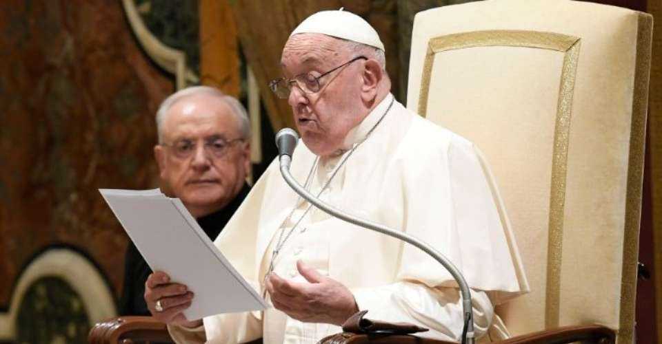 Catholic communication must engage with world: pope - UCA News