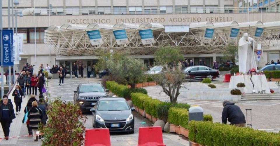 Catholics gather to pray Angelus at Rome's Gemelli hospital - UCA News