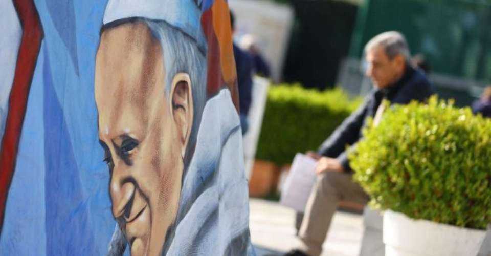 Doctors report Pope Francis' condition is stable - UCA News