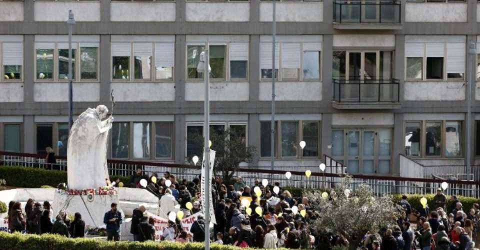 Pope no longer needs a breathing mask at night - UCA News