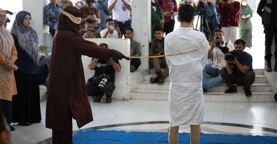 Rights group slams public flogging of Indonesian gay men - UCA News