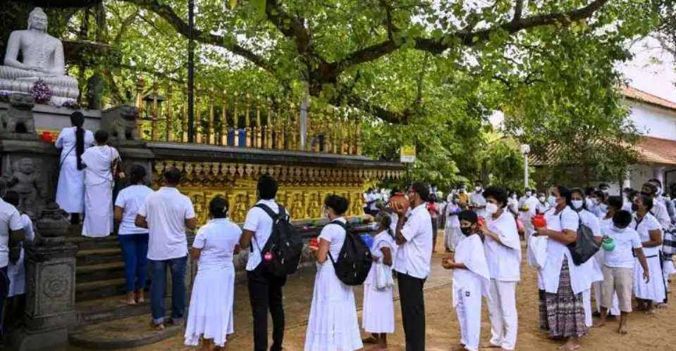 Sri Lanka Buddhists overwhelm city to view sacred tooth - UCA News