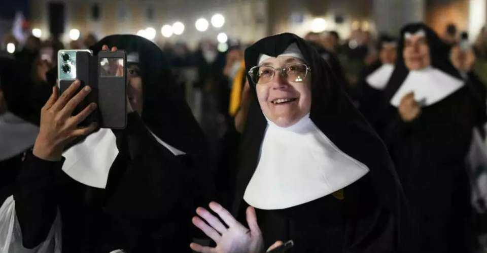 All eyes on Sistine Chapel chimney on day two of conclave - UCA News