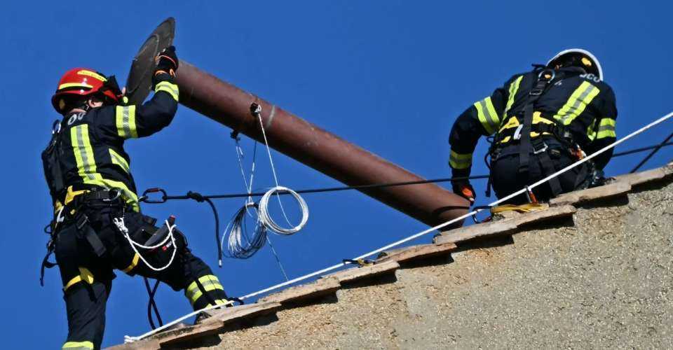 Vatican chimney installed ahead of papal conclave - UCA News