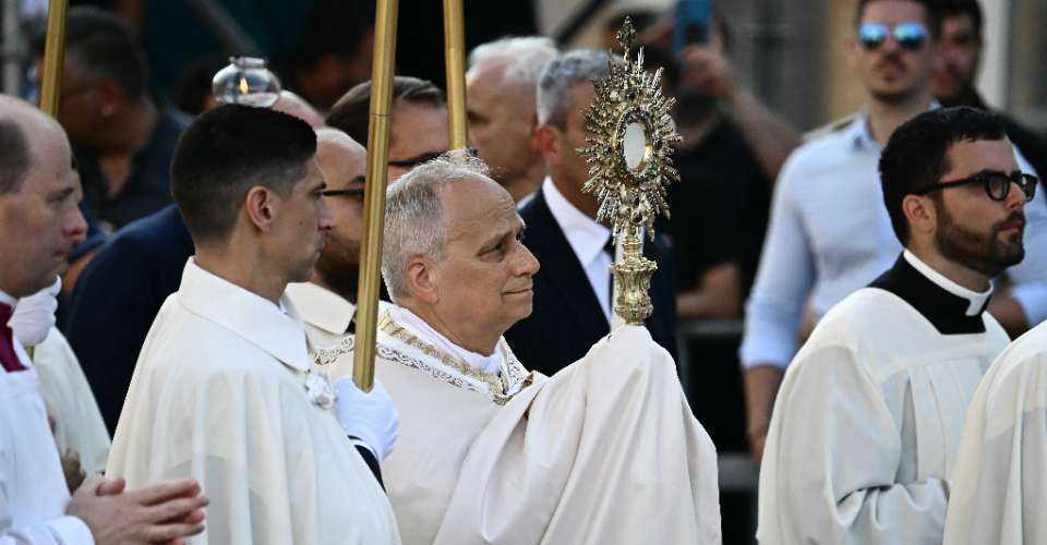 Pope leads Corpus Christi procession in Rome - UCA News