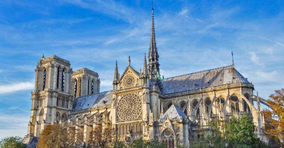 Notre Dame marks the Assumption with outdoor procession - UCA News