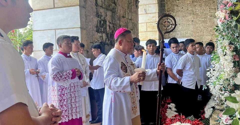 ‘Desecrated’ Philippine church reopens after prayers, reparations - UCA ...