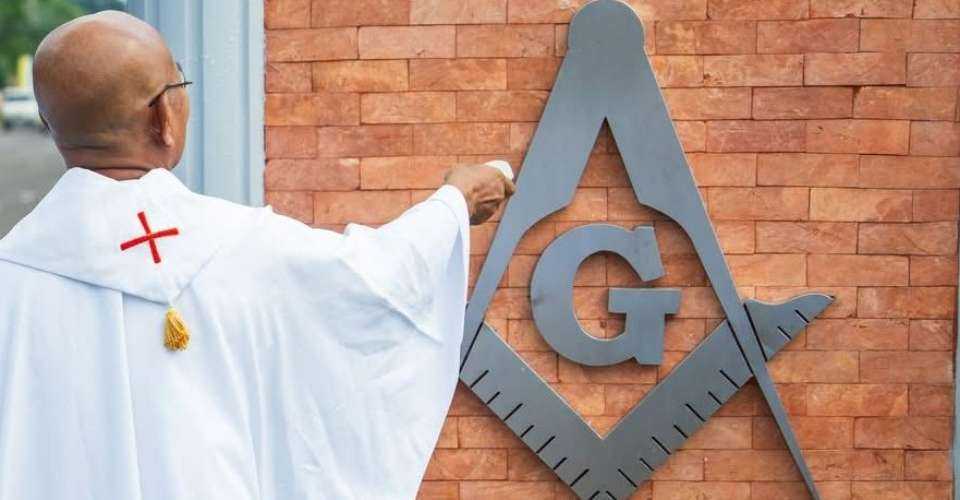Filipino priest suspended, faces probe for blessing Masonic marker - UCA News