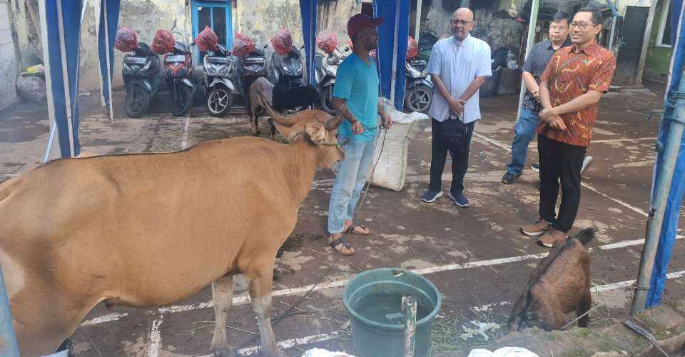 Indonesian Catholics offer Muslims sacrificial animals for Eid festival ...
