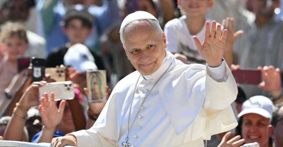 Pope rushes to aid priest who collapsed during Vatican audience - UCA News