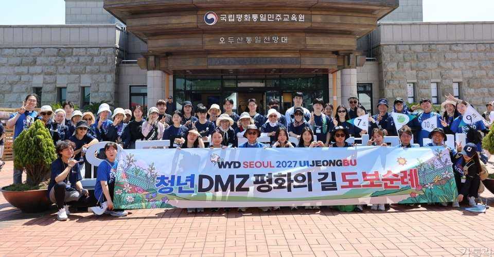 South Korean Catholic youth pray for peace at border - UCA News