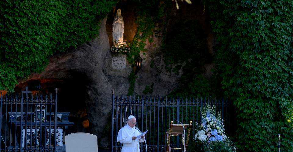 Catholics worldwide join Pope Leo to pray rosary for peace - UCA News