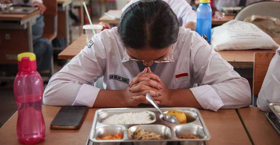 Indonesian president sacks head of free meal scheme - UCA News